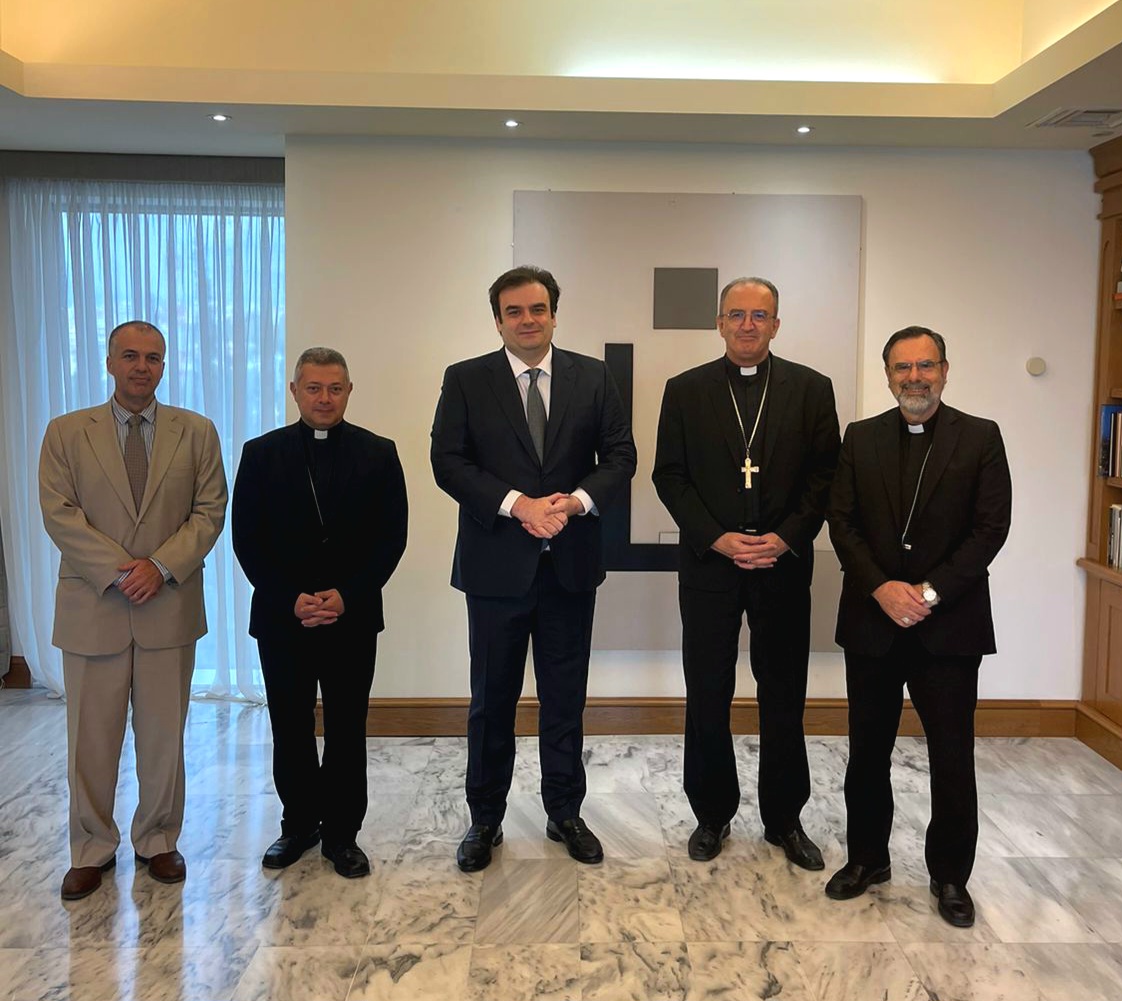 Συνάντηση του Υπουργού με τον Πρόεδρο της Ιεράς Συνόδου της Καθολικής ...
