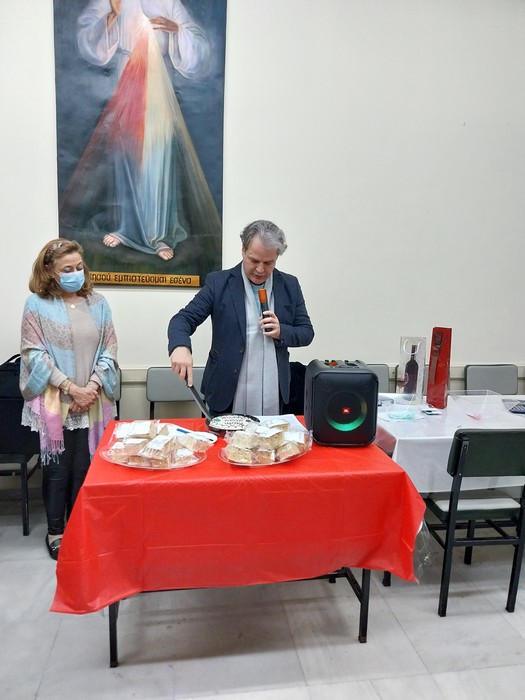 Kοπή της πρωτοχρονιάτικης πίτας της Κάριτας Αθήνας - Ειδήσεις από την ...